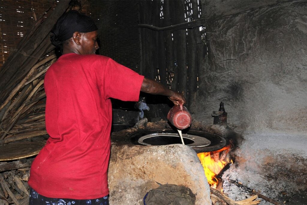 Smoke from cooking carries health risks | Harvard T.H. Chan School of ...